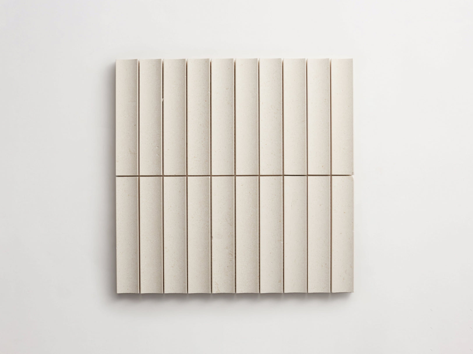 fluted white 3d-tile | limestone | etui petit lapidary | clé – clé tile